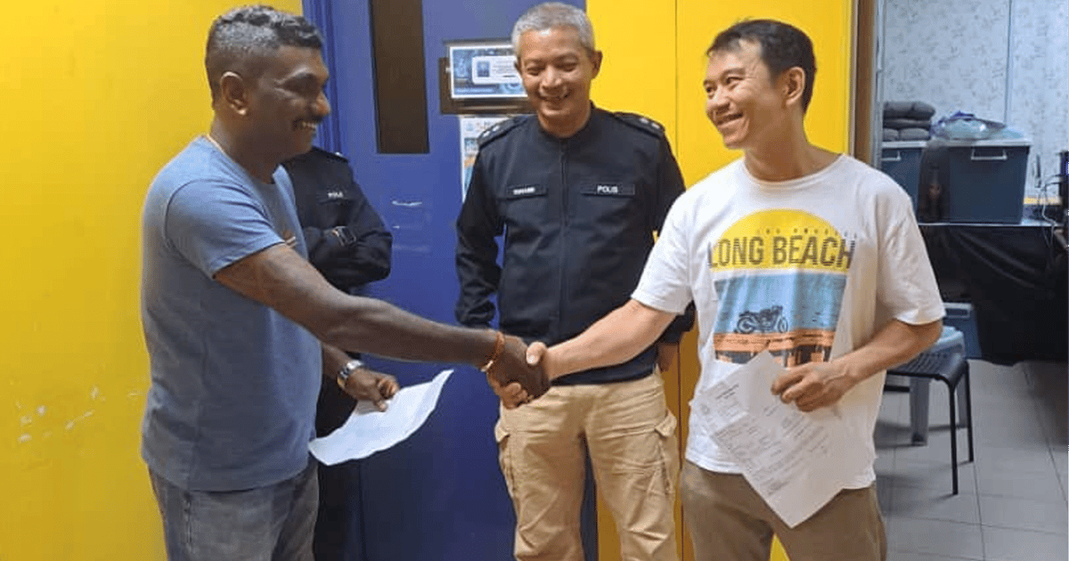 Shopkeeper in fight with customer settles issue with handshake | FMT
