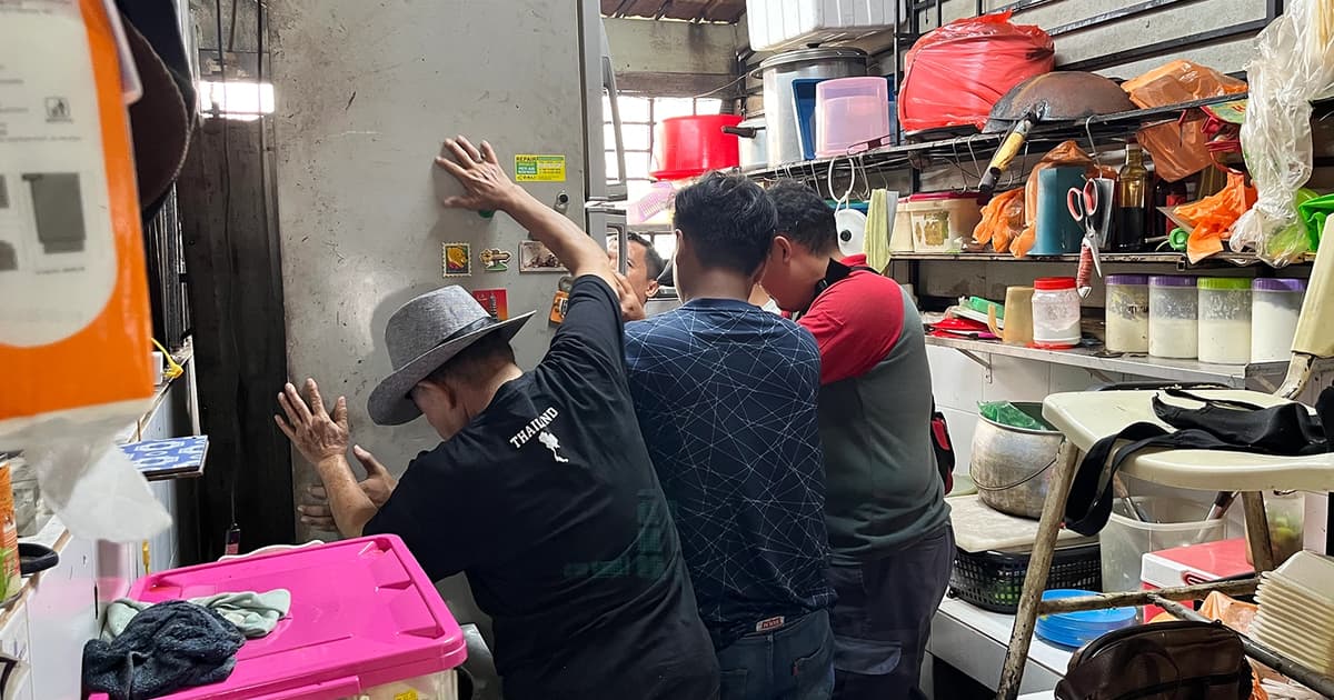 Traders count losses after flash floods hit Medan Selera 223 | FMT