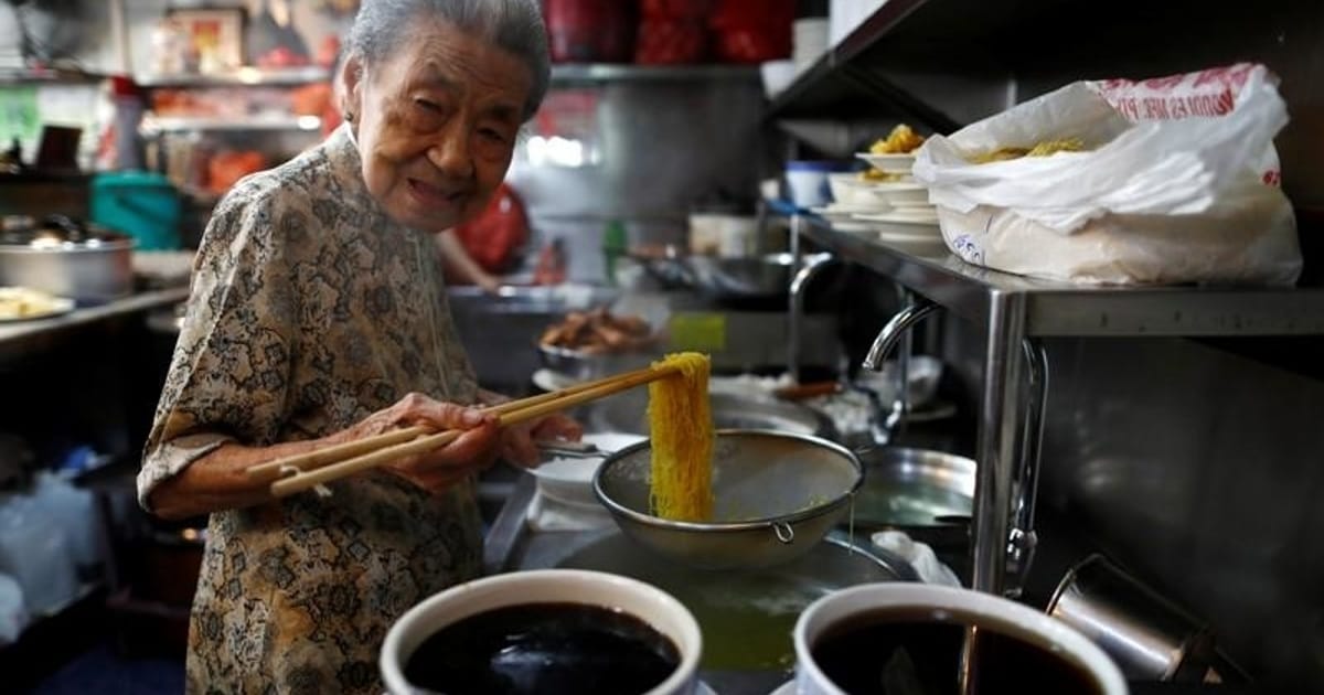 Ageing Singapore: 90-year-old noodle vendor helps keep foodie culture ...