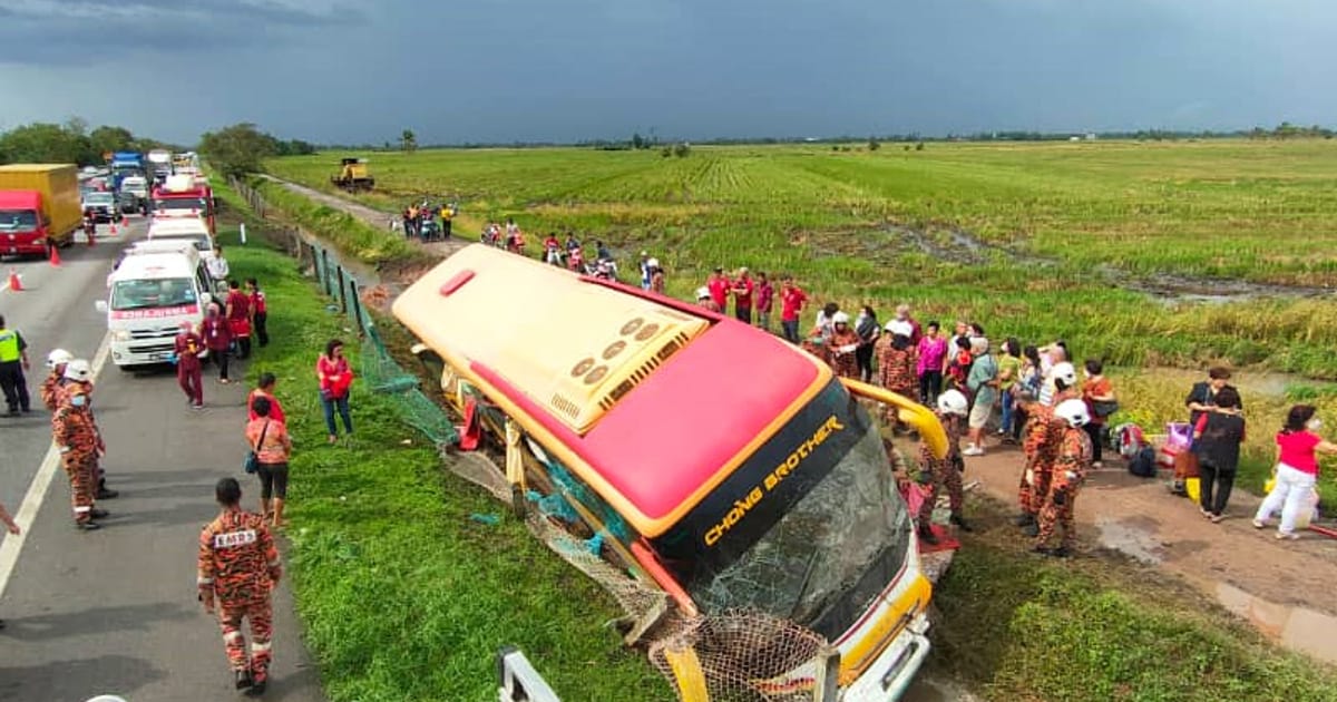 Bas ‘masuk’ parit, 28 penumpang selamat | FMT
