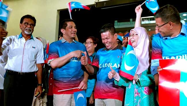 Azmin ‘happy’ to see sister Ummi at Dr M’s event | FMT